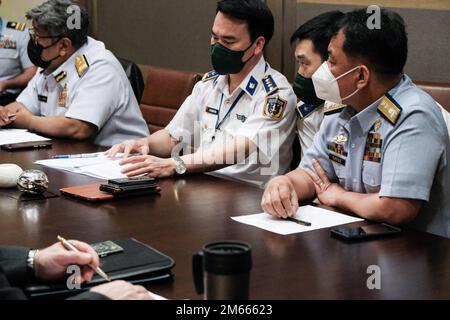 Philippine Coast Guard Commandant Ronnie Gil Gavan meets Japanese press ...