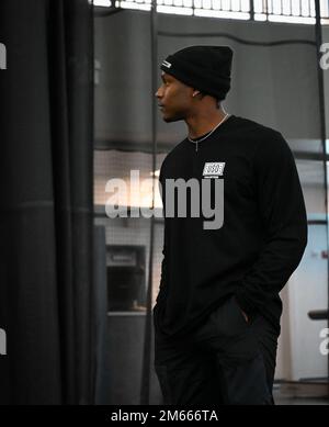 Cleveland Browns running back Demetric Felton Jr. (25) warms up before ...