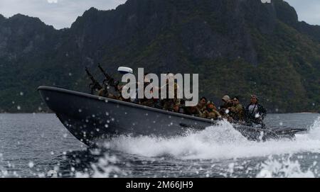 Members of the Philippine Navy Special Operations Group, U.S. Navy ...