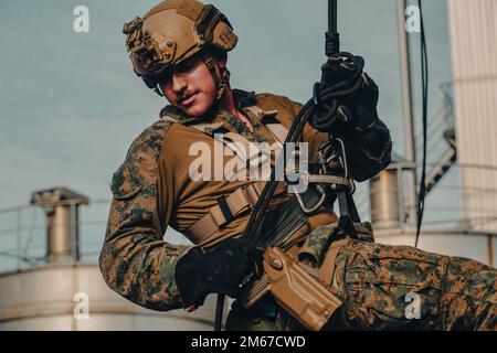 U.S. Reconaissance Marines with Maritime Raid Force (MRF), 31st Marine ...