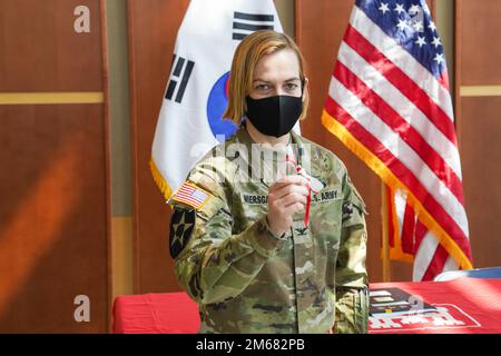 Col. Anne Wiersgalla the 1st Signal Brigade commander (Right) and Lt ...