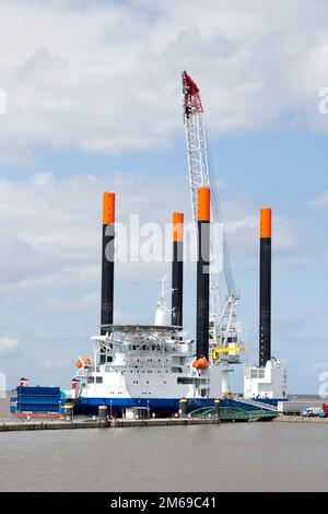 Jack up offshore platform in the sea at sunrise Stock Photo - Alamy