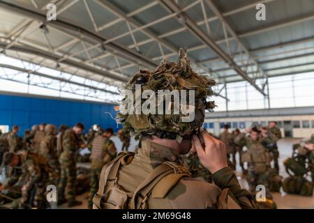 Belgian Paratroopers assigned to the 2nd Commando Battalion, Special ...