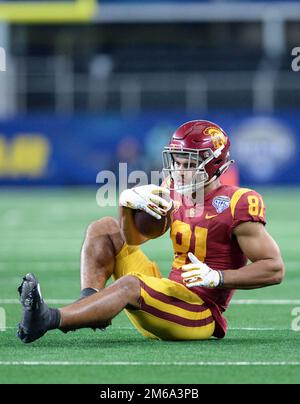 Broken Arrow, Oklahoma, USA. 2nd Jan, 2023. Tulane Green Wave running ...