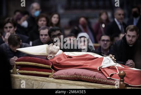 Vatikanstadt, Vatican. 03rd Jan, 2023. The body of the late Pope ...