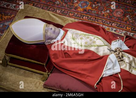 Vatikanstadt, Vatican. 03rd Jan, 2023. The body of the late Pope ...