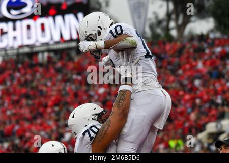 Penn State running back Nicholas Singleton (10) runs with the ball ...