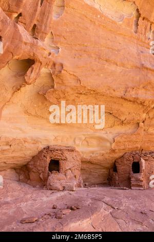 Cliff dwelling. Backpacking in Grand Gulch and viewing Anasazi ...
