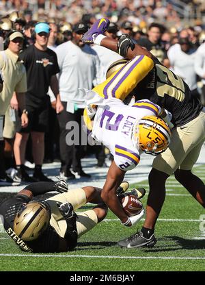 LSU wide receiver Kyren Lacy (2) sets up for a play against Mississippi ...