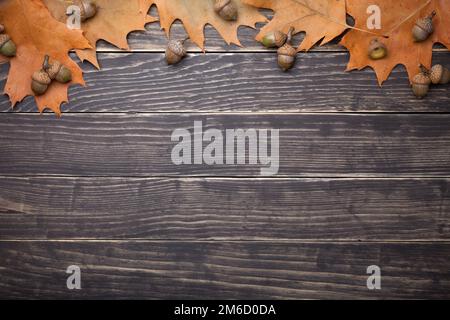 Autumn oak leaves and acorns on wooden table. Copy space. Top view Stock Photo - Alamy