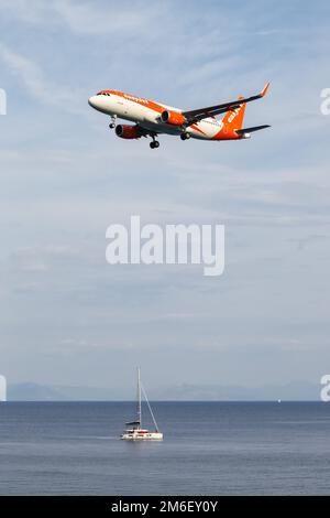 EasyJet Airbus A320 Flugzeug Flughafen Korfu in Griechenland Korfu ...