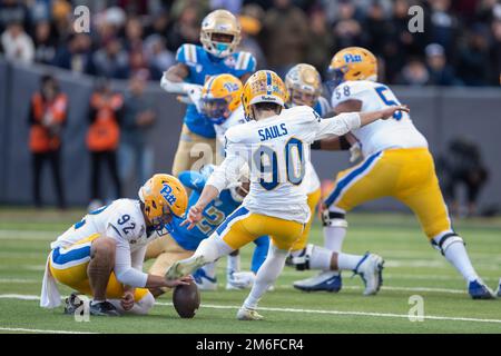 Pittsburgh Panthers place kicker Ben Sauls (90) converts a point after ...
