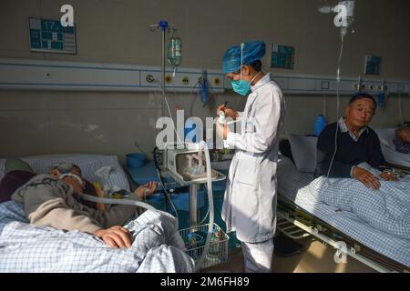 A nurse treats patients infected with COVID-19 at No.2 People's ...