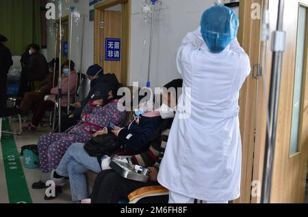 A nurse treats patients infected with COVID-19 at No.2 People's ...
