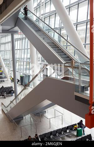 Heathrow airline passengers going through Customs & Excise Nothing to ...