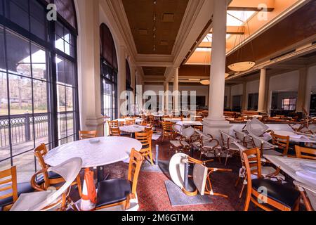 The abandoned interior of an out of business restaurant Stock Photo - Alamy