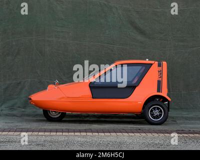 1972 Bond Bug three wheel car Stock Photo - Alamy