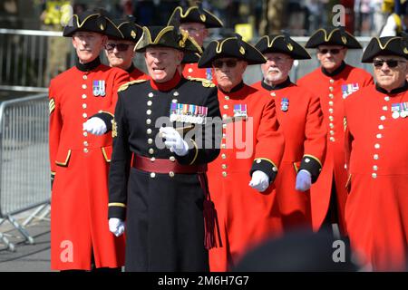 Chealsea Pensioners march on parade Stock Photo - Alamy