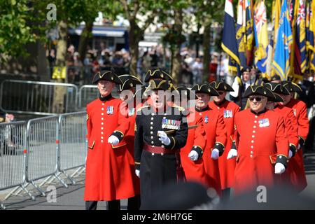 Chealsea Pensioners march on parade Stock Photo - Alamy
