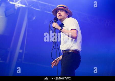 Rock band Kaiser Chiefs, lead singer Ricky Wilson, on stage at Camp ...