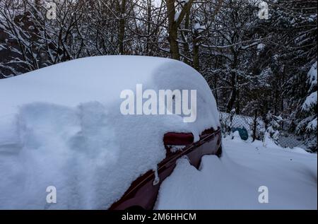 Clearing the car from a large amount of snow Stock Photo - Alamy