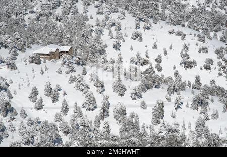 Lonely chalet house at the slope of a snowy mountain in winter Stock ...