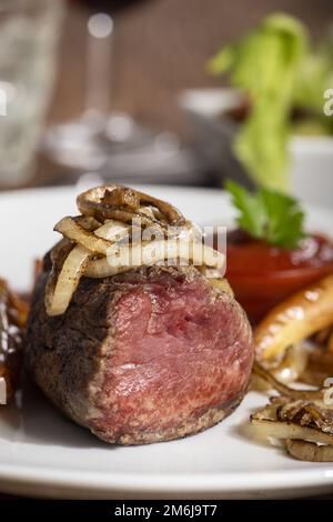 Grilled steak with onion rings Stock Photo - Alamy