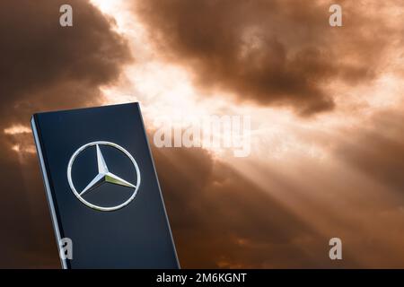Company sign and logo of the car company Mercedes-Benz Stock Photo - Alamy