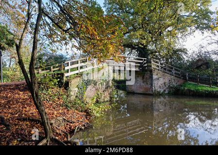 Dodd's Bridge on the River Wey navigation canal Byfleet, on a sunny ...