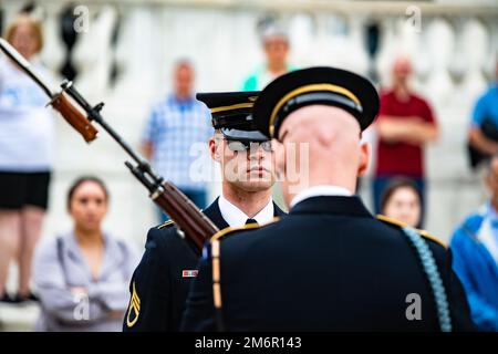 Tomb guards from the 3d U.S. Infantry Regiment (the Old Guard) and a ...