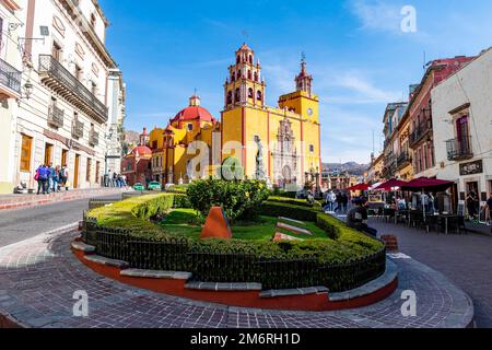 Monumento a La Paz before the Basilica Colegiata de Nuestra Senora ...