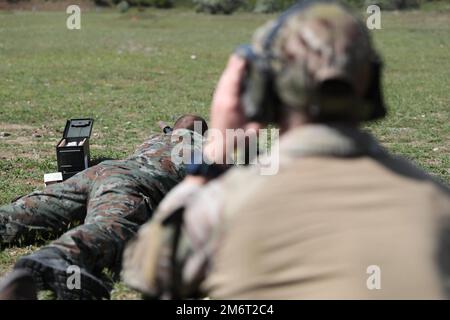Members of the Macedonian Army Special Operations Regiment practice ...