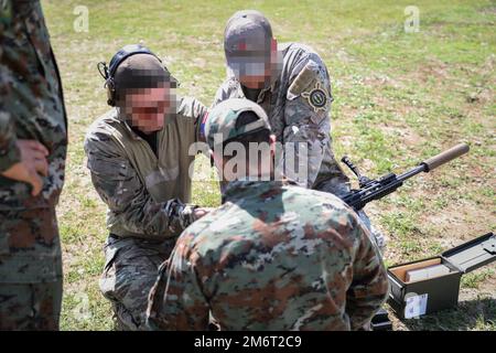 Members of the Macedonian Army Special Operations Regiment practice ...
