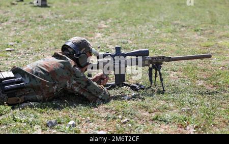 Members of the Macedonian Army Special Operations Regiment practice ...
