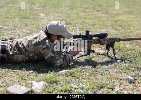 Members of the Macedonian Army Special Operations Regiment practice ...