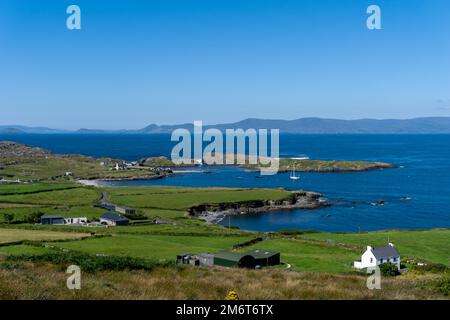 A view of the Iveragh Peninsula and Kells Bay in County Kerry Stock ...