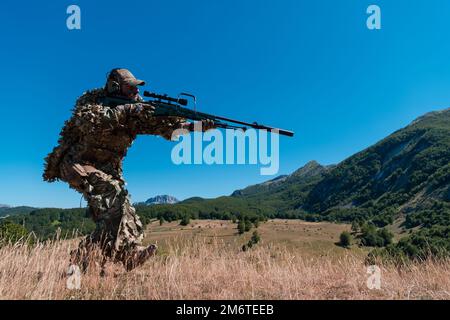 US Army Ranger aiming rifle Stock Photo - Alamy