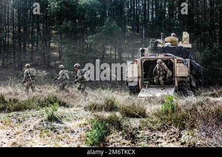U.S. Army Soldiers dismount a Bradley Fighting Vehicle Stock Photo - Alamy