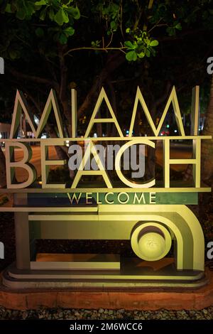 Miami beach night sign. Miami Beach welcome sign Stock Photo - Alamy