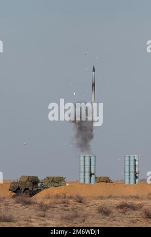 Launch of a military anti-aircraft missile Stock Photo - Alamy