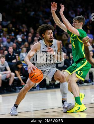 Colorado Buffaloes guard J'Vonne Hadley (1) looks to pass the ball in ...