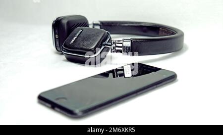 Harman/Kardon headphones and Iphone 7 Stock Photo - Alamy