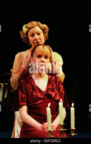 Claire Skinner (Laura Wingfield - front), Zoe Wanamaker (Amanda ...
