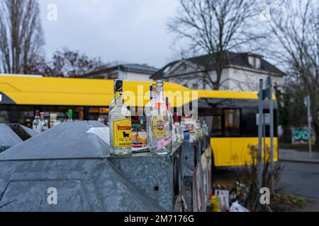Overfilled containers for white glass and green glass, Berlin, Germany ...