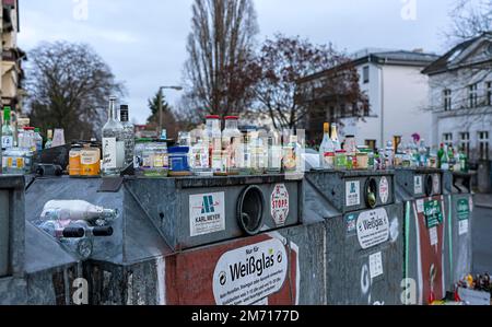 Overfilled containers for white glass and green glass, Berlin, Germany ...