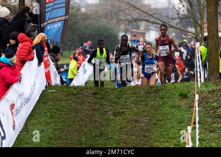 Rahel Daniel (Eri) and Margaret Chelimo Kipkemboi (Eth Stock Photo - Alamy