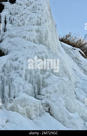 Ice pattern formation on a small woodland pond in Pebnnsylvania's ...