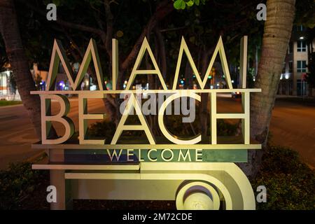 Miami beach night sign. Miami Beach welcome sign Stock Photo - Alamy