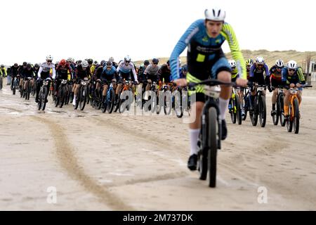 CASTRICUM AAN ZEE - The leading group on the beach during the Egmond ...
