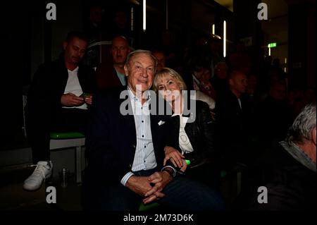Trainerlegende Eduard Geyer mit Ehefrau Angelika auf der Vip-Tribüne ...